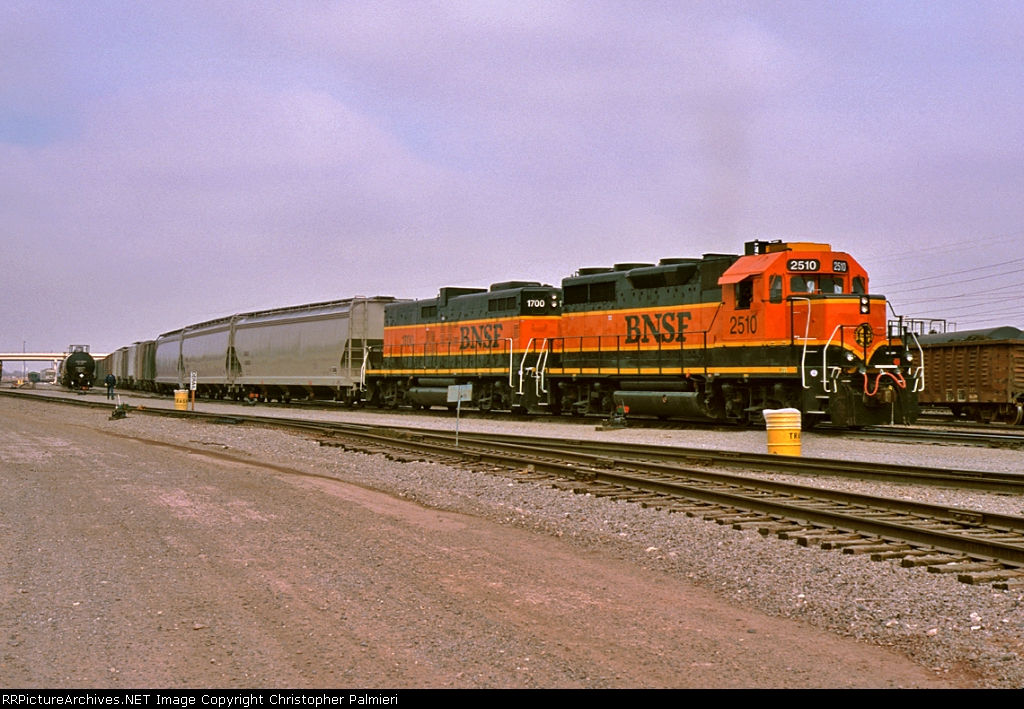BNSF 2510 and BNSF 1700